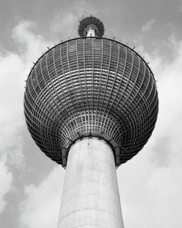 Rare Kuwait Towers Construction Photos – 2:48AM – Entertaining Kuwait ...